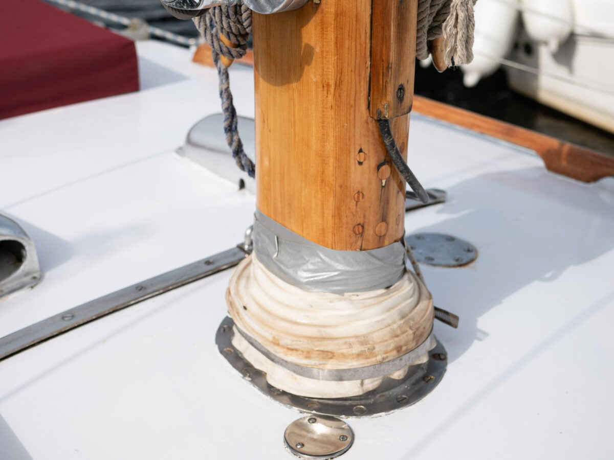 Mast an Deck stehend oder durchgesteckt?